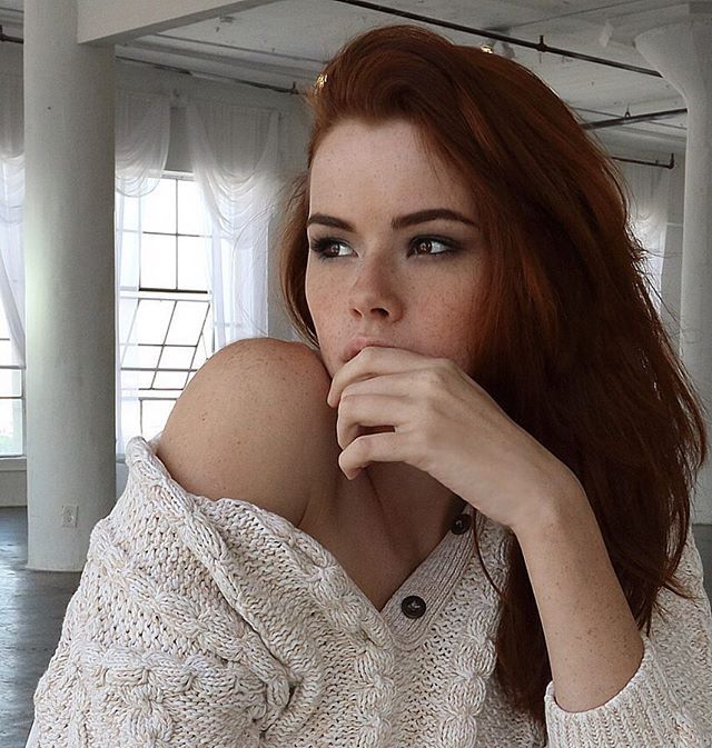 #bareshoulder | Scrolller