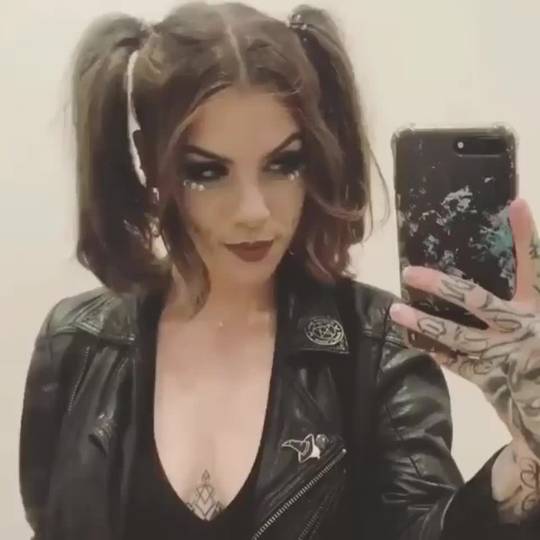 Bea Dux | Scrolller