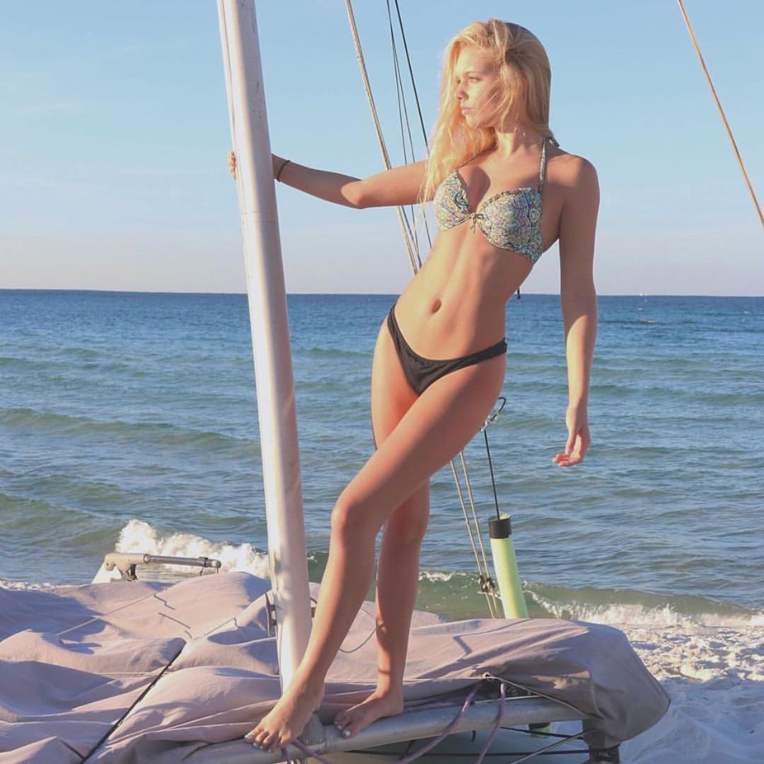 Beach Pole Dance | Scrolller