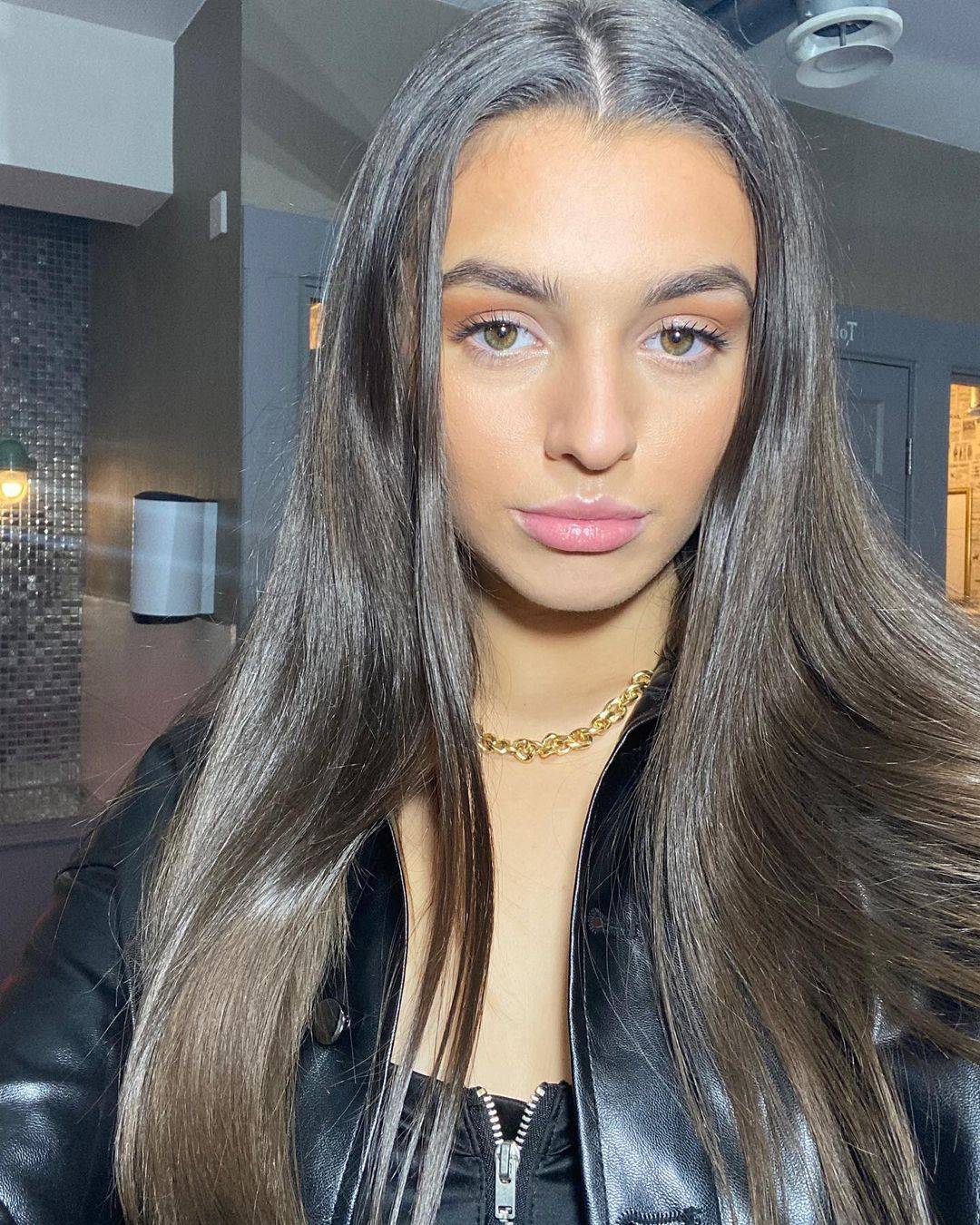 Beautiful brunette | Scrolller