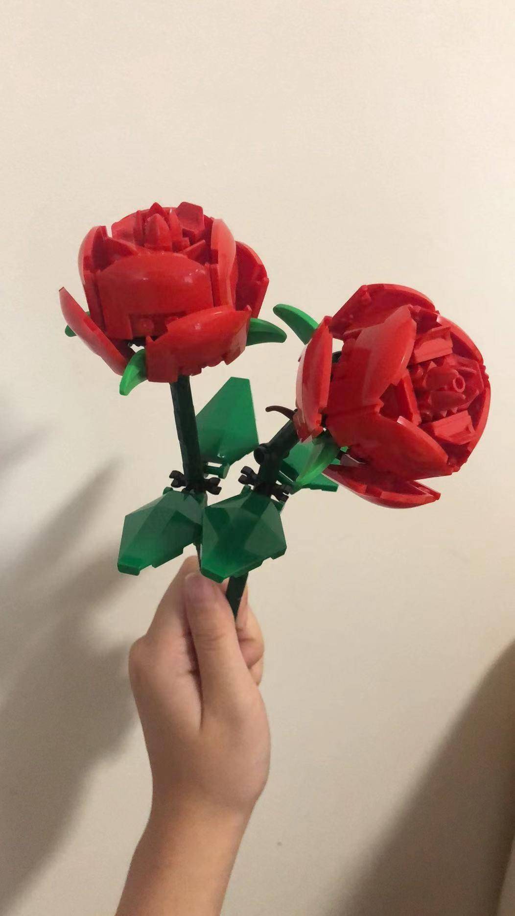 Beautiful lego roses | Scrolller