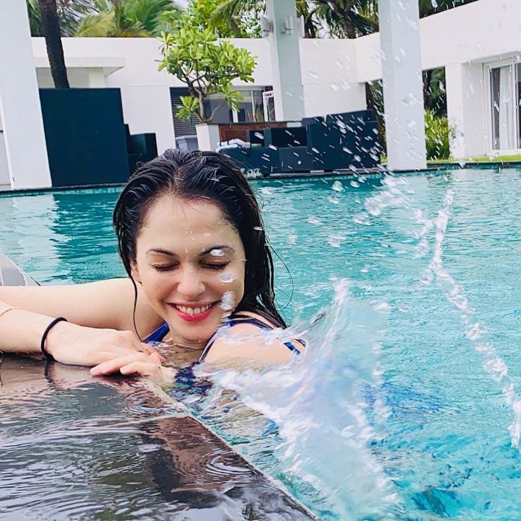 beautiful mom isha kopikkar splashing around | Scrolller