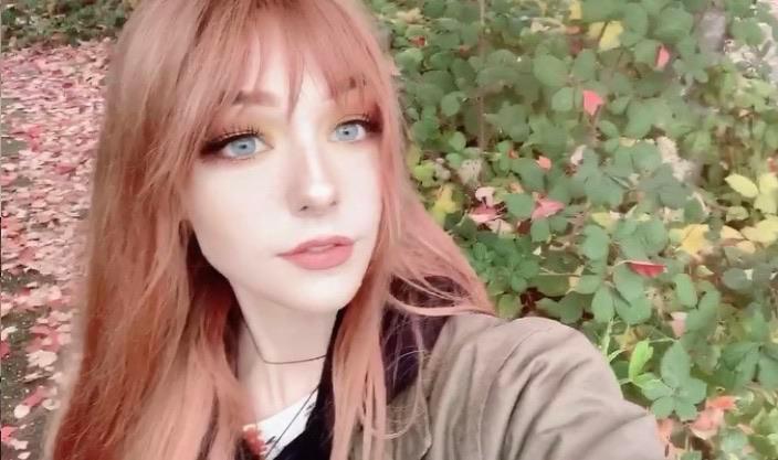 Beautiful Queen | Scrolller