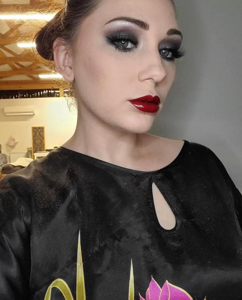 Beautiful red lips 💋 | Scrolller