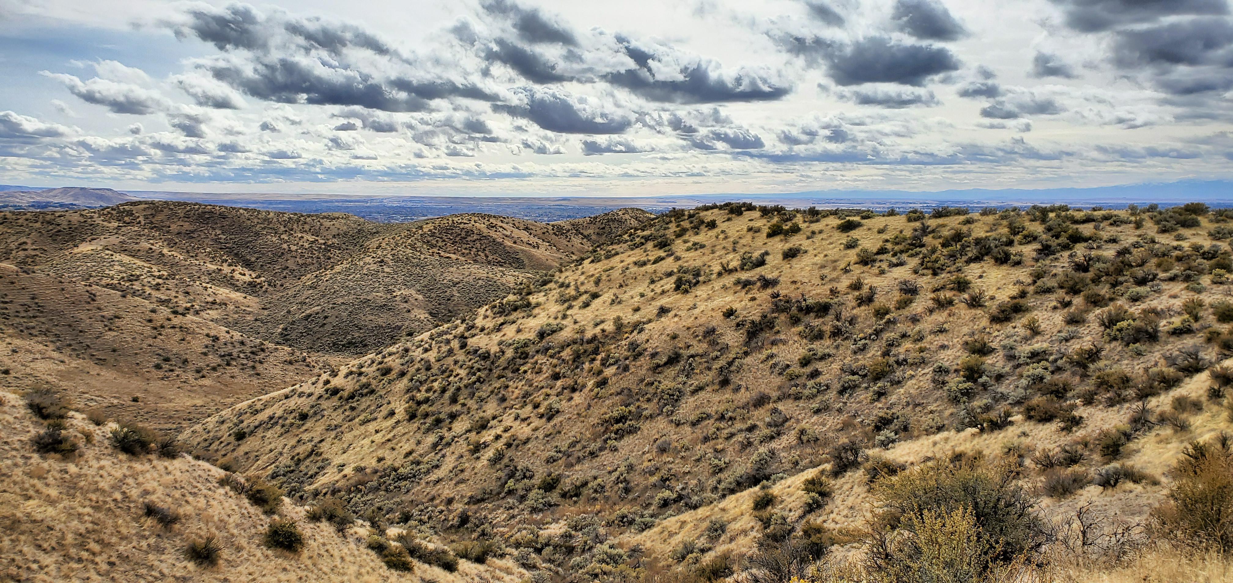 Beautiful Shot Of The Valley And Some Clouds 🌞 | Scrolller