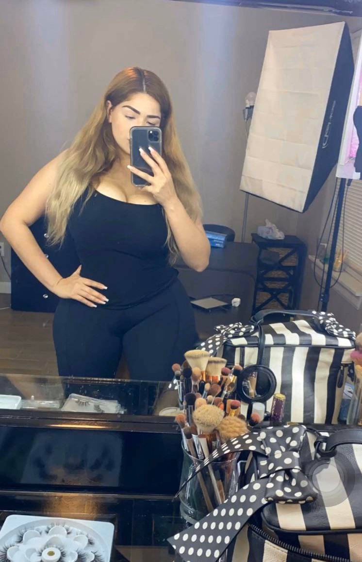 Believe it or not, my friend is a bit insecure about her body proportions... | Scrolller