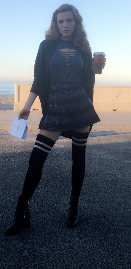 Bella Thorne Scrolller