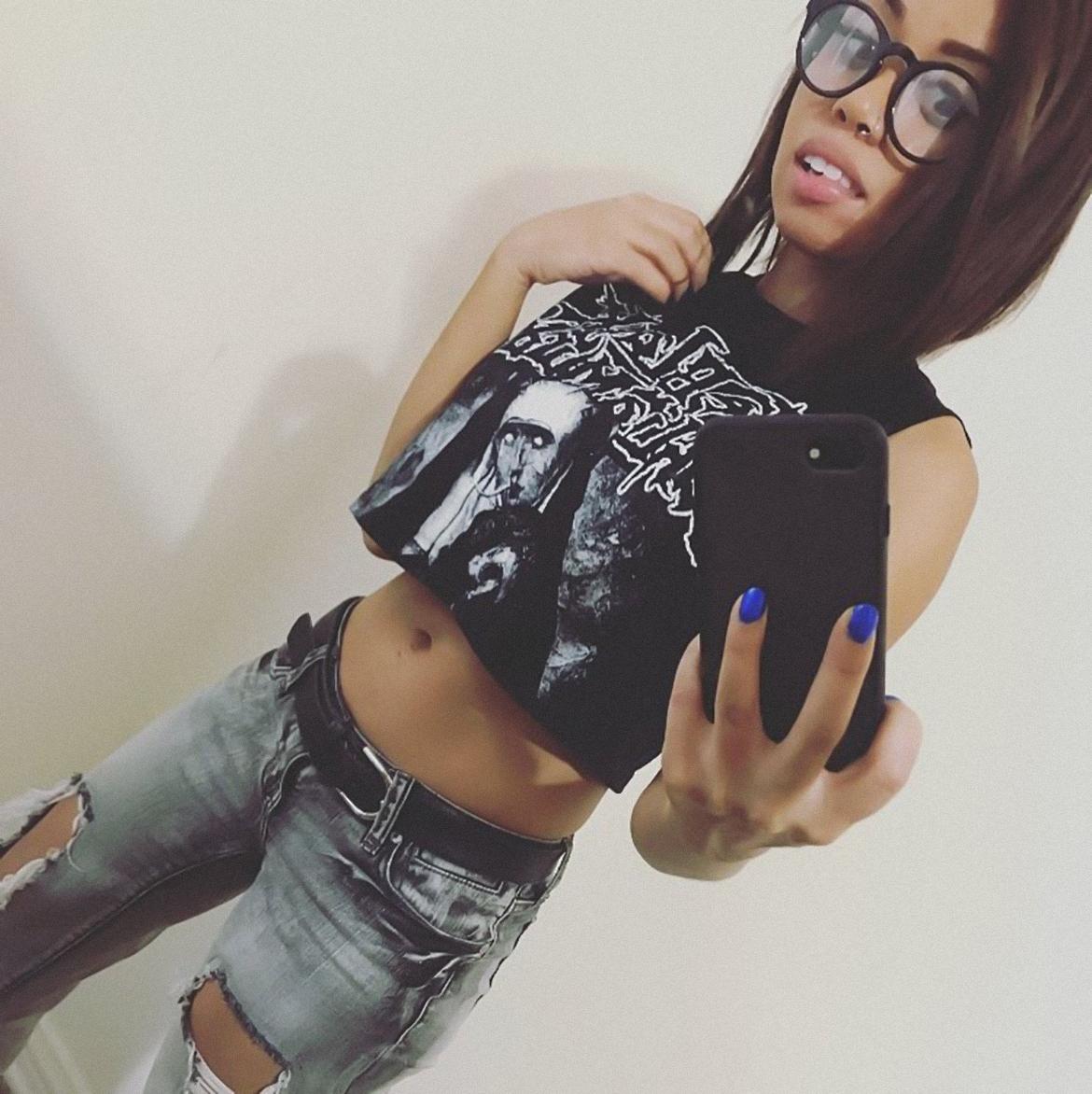 Belly Button! | Scrolller