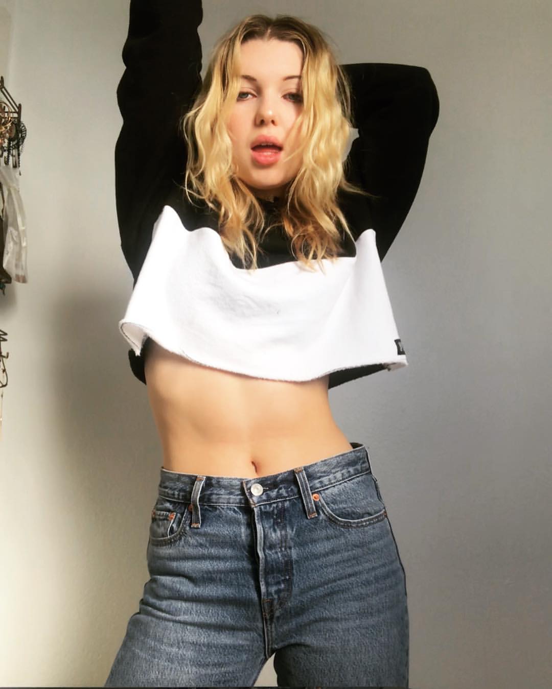 Belly Button | Scrolller