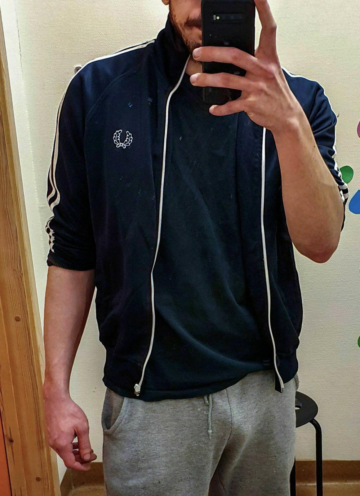 Big hands and a bulge to match. | Scrolller