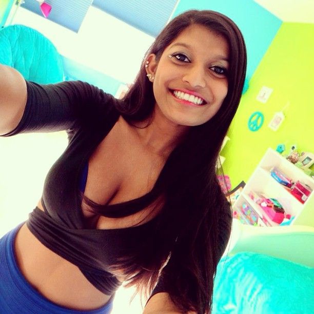 Big smile, big cleavage | Scrolller