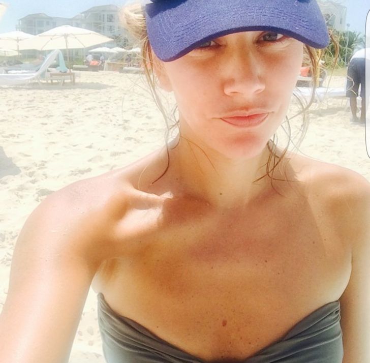 Bikini Selfie Scrolller