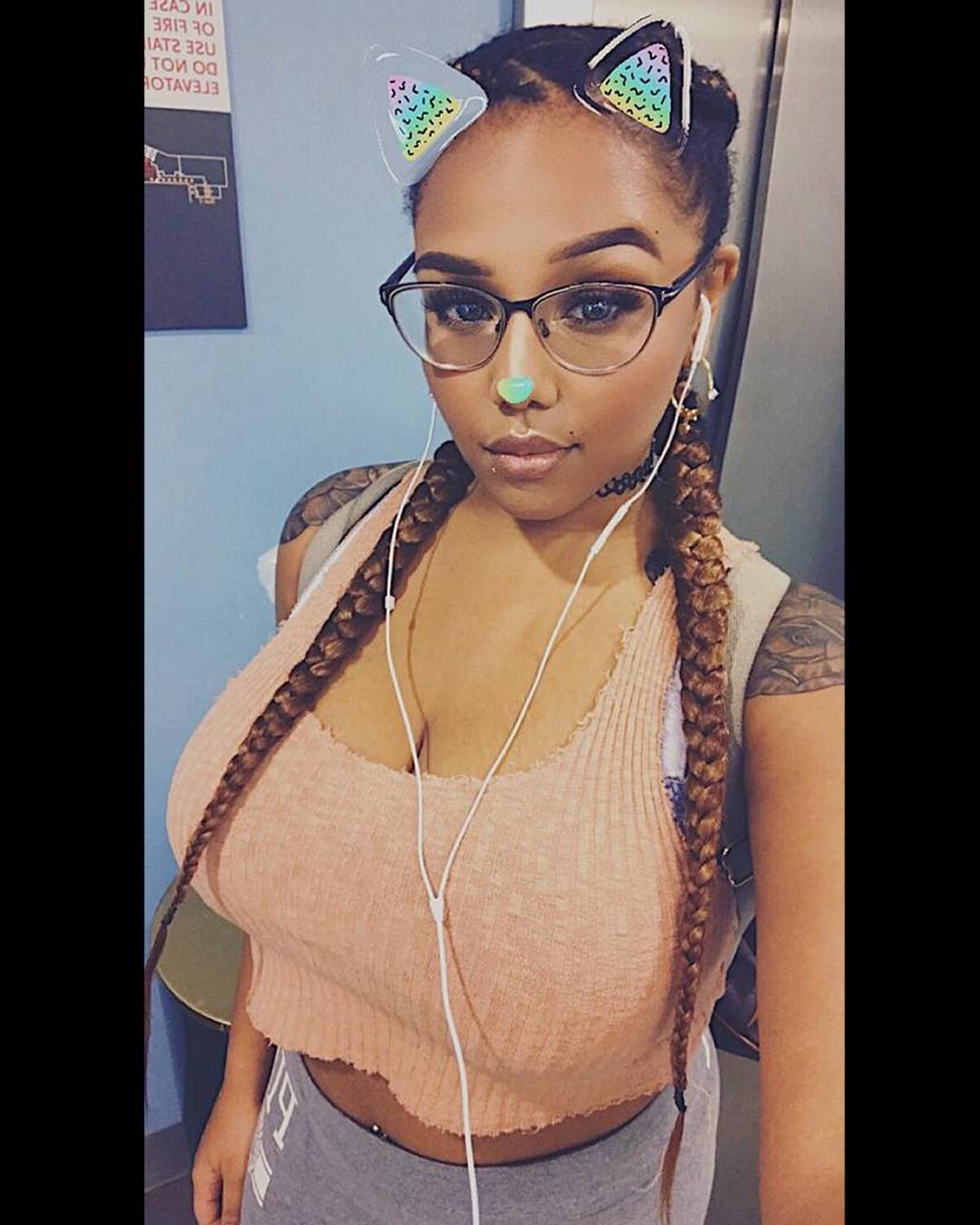 Busty Mariah on her way to class | Scrolller