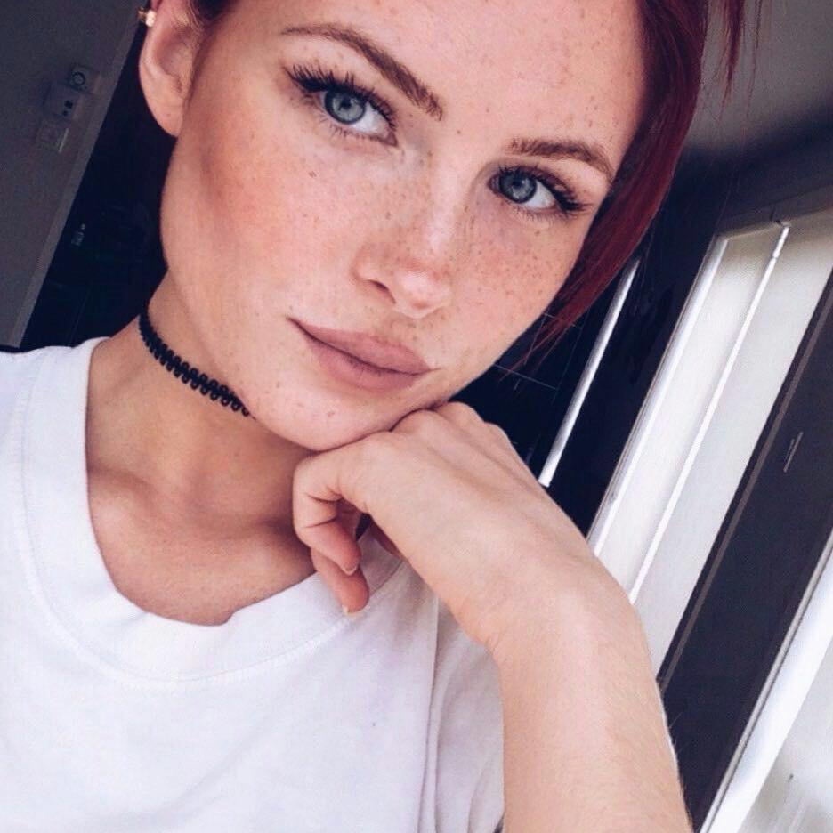 Black choker | Scrolller