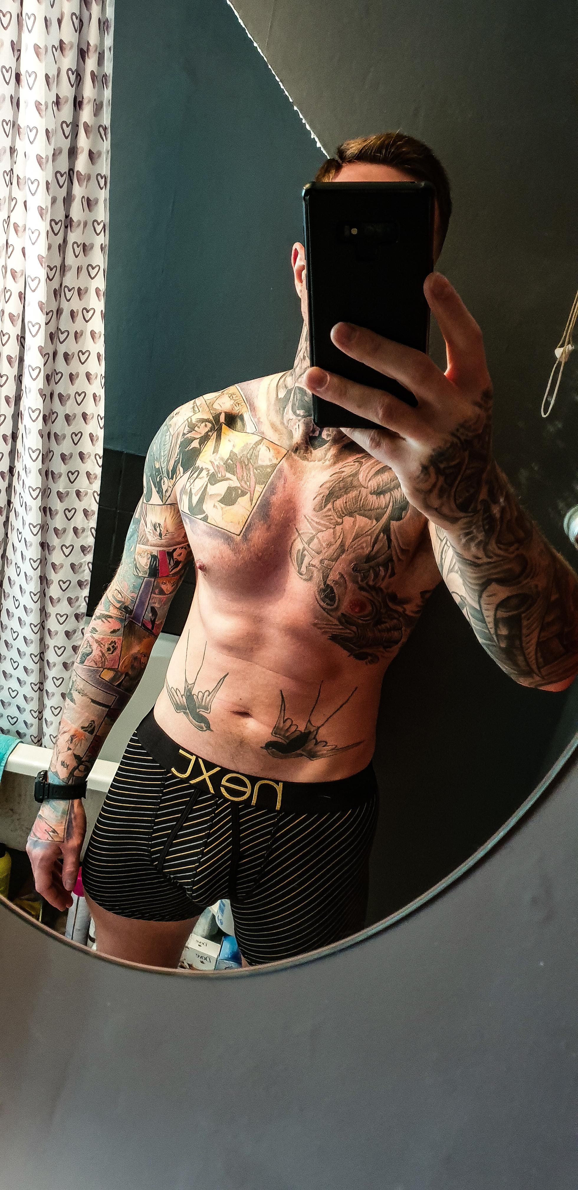 Black 'n' Gold | Scrolller