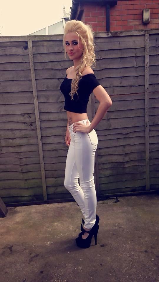 Blonde bimbo | Scrolller