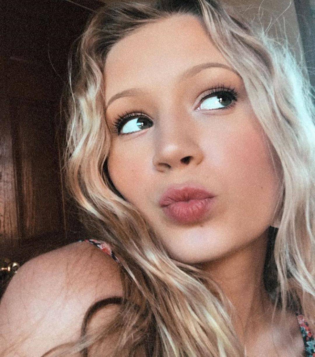 Blonde Pouter | Scrolller