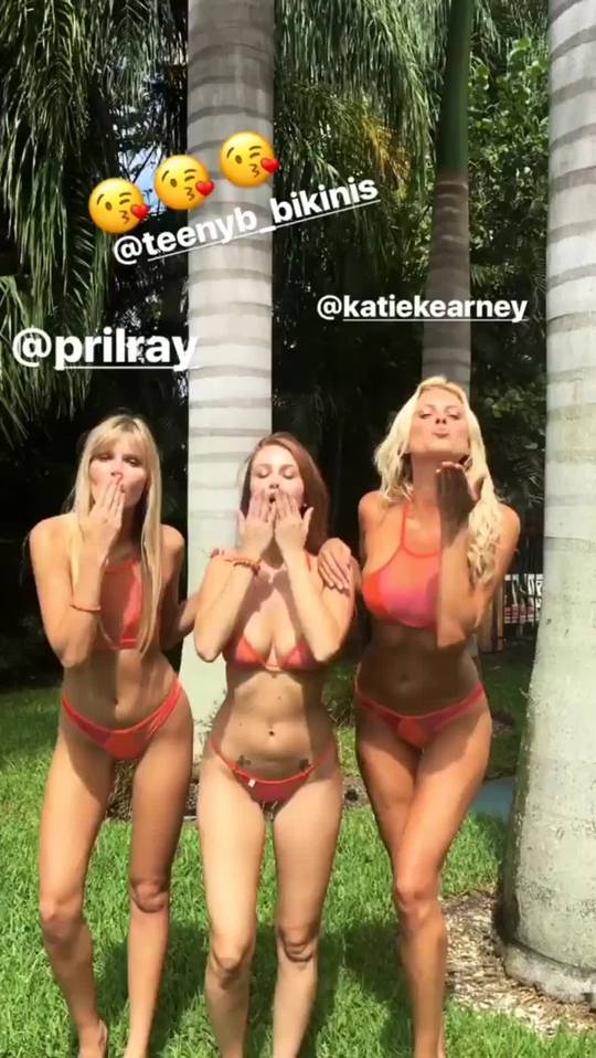 Blowing kisses | Scrolller