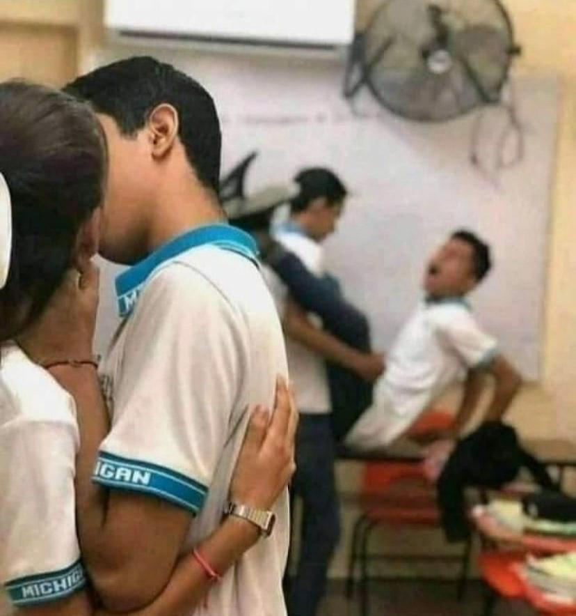 Blursed kiss | Scrolller