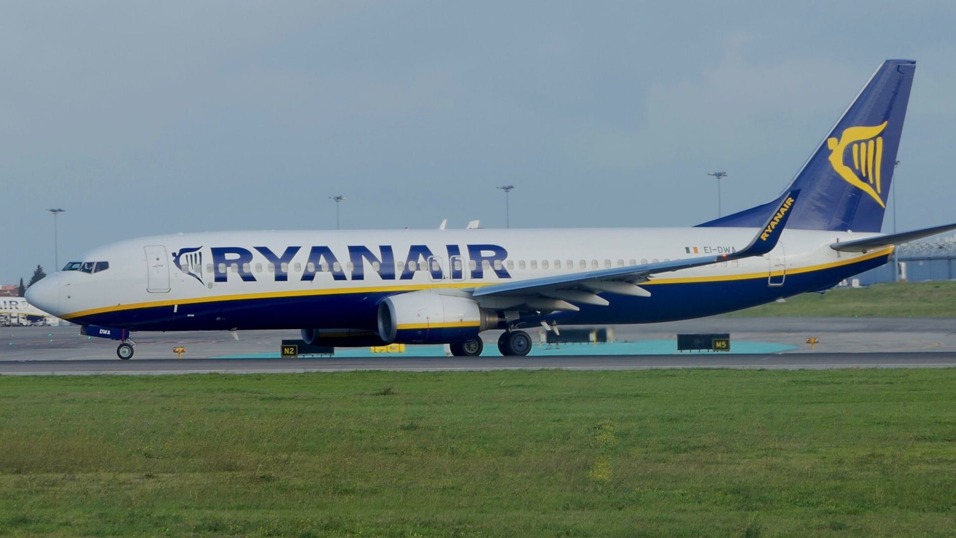 Ryanair | Boing 737-800 | Scrolller
