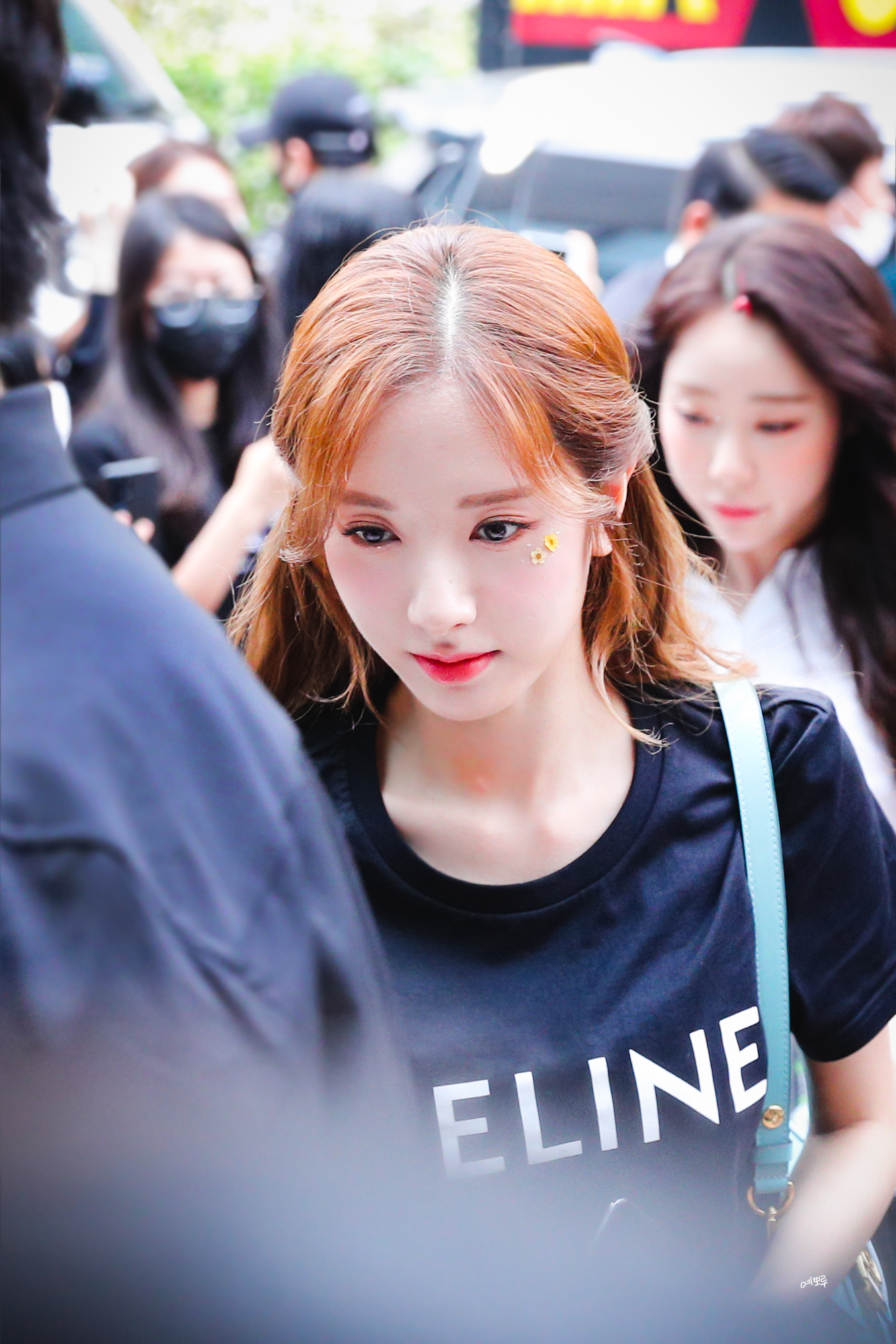 Bona in the crowd | Scrolller