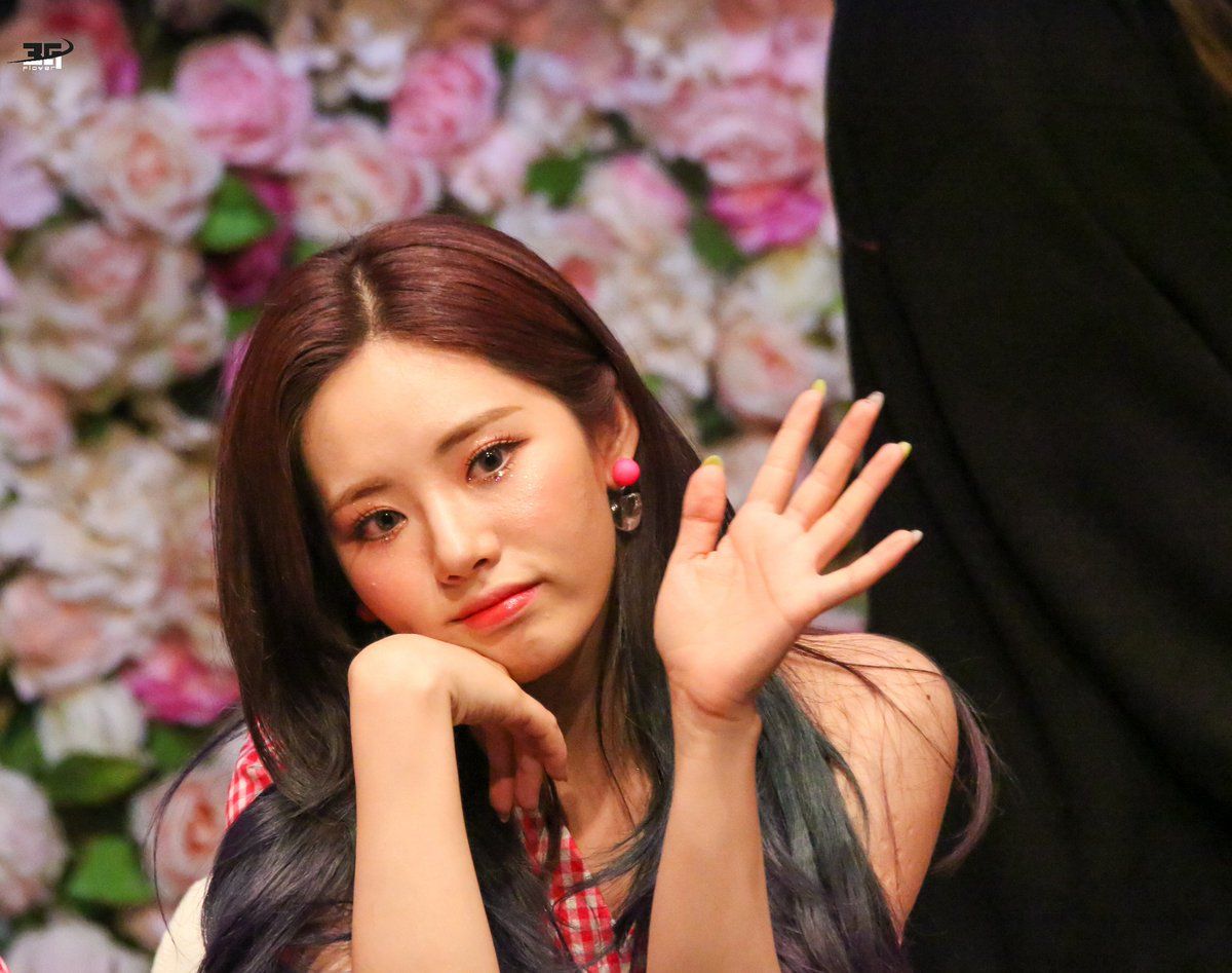 Bored Jiwon | Scrolller