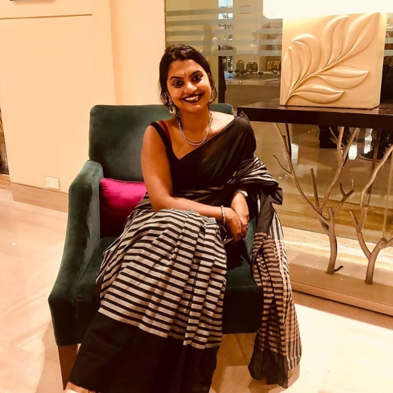 Bra Strap show by a Dusky Beauty in Saree 🤤🤤🤤 | Scrolller