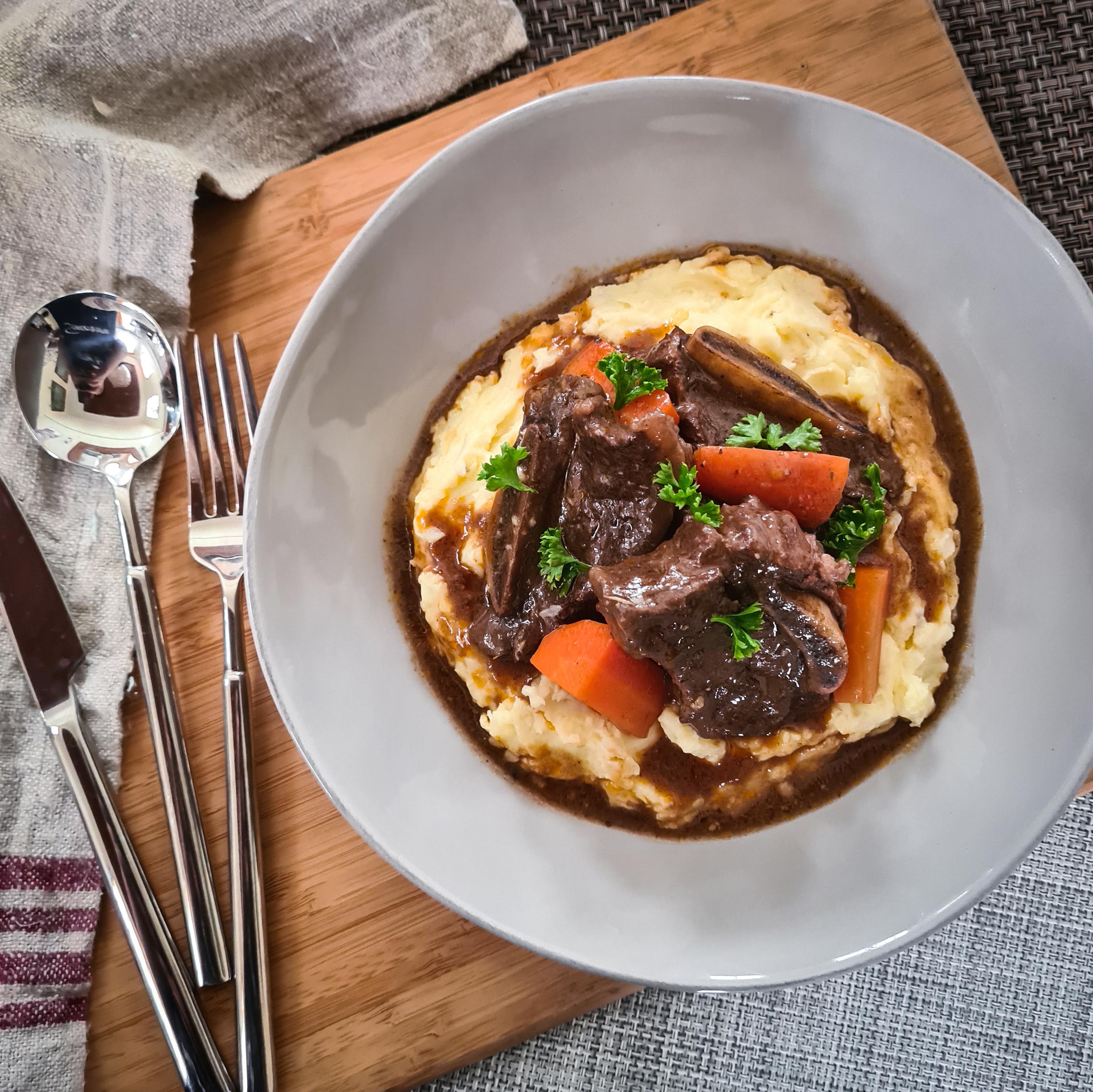 Braised Beef Short Ribs with Mashed Potatoes | Scrolller