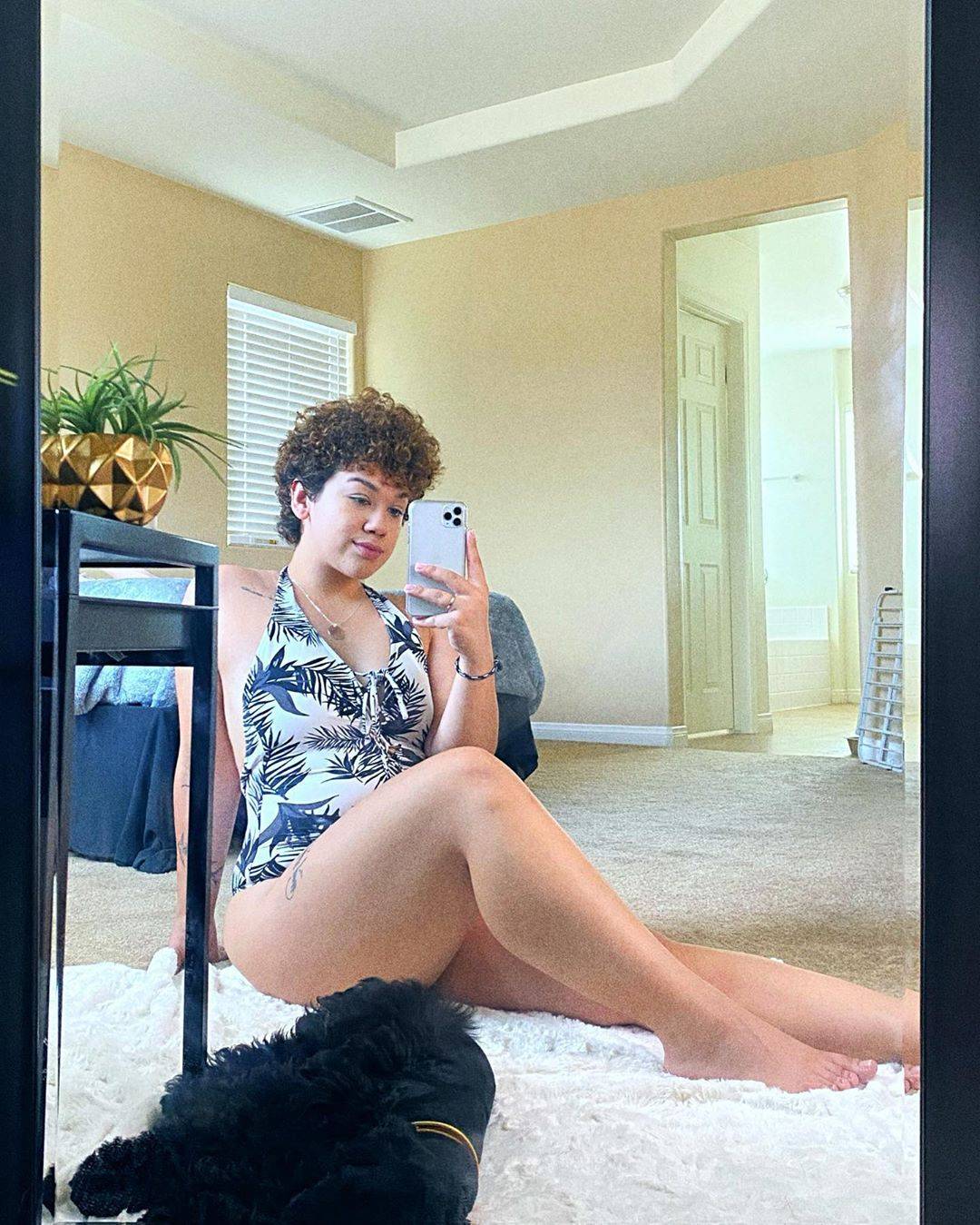 Brittany on the floor | Scrolller