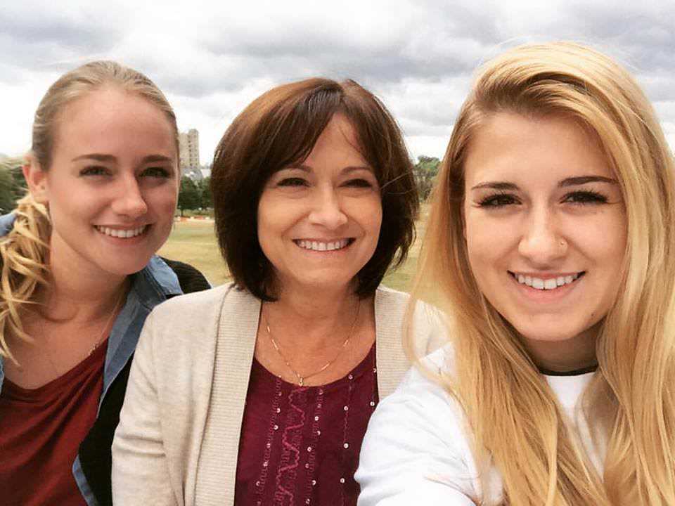 Brunette mom or blonde daughters? | Scrolller