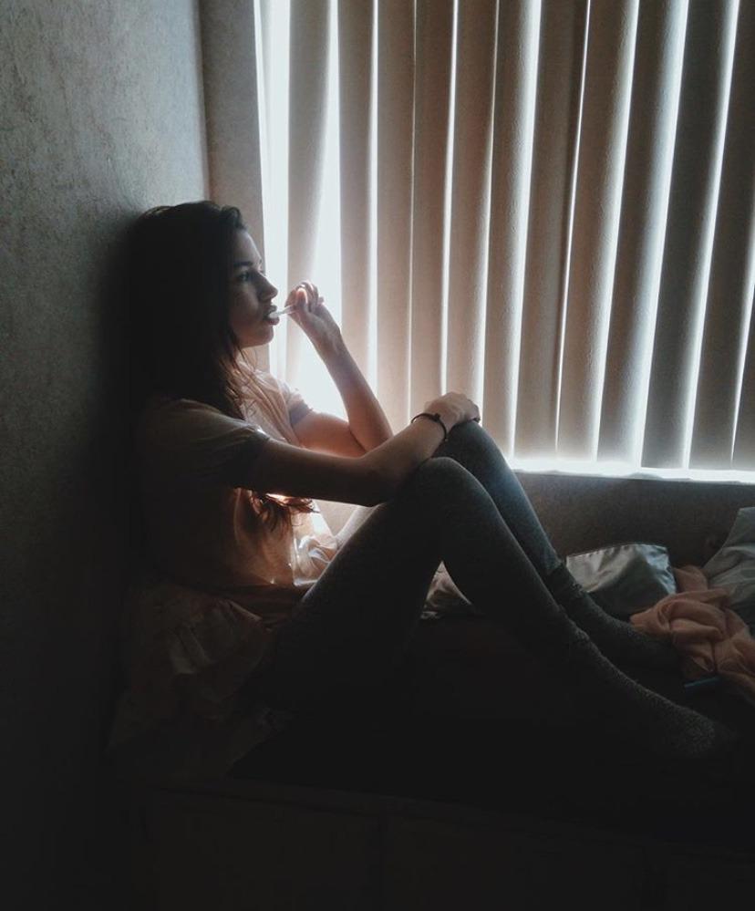 Brushing her teeth | Scrolller