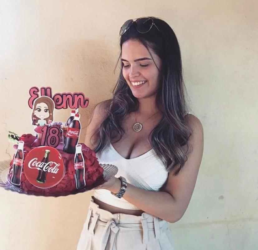 Busty brunette | Scrolller