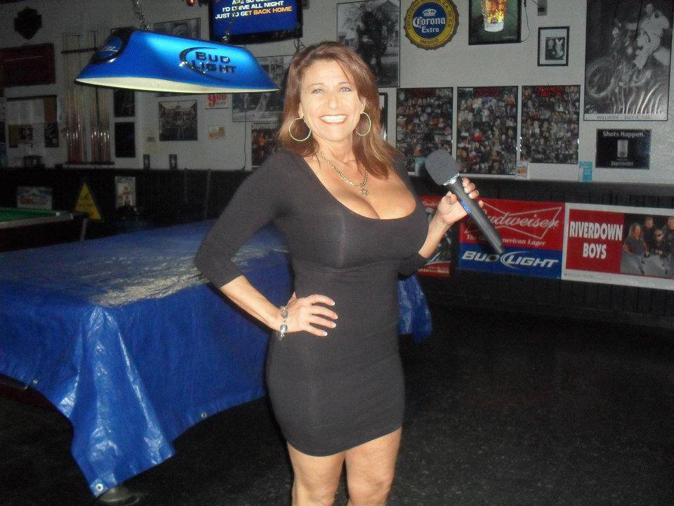 Busty Cougar | Scrolller