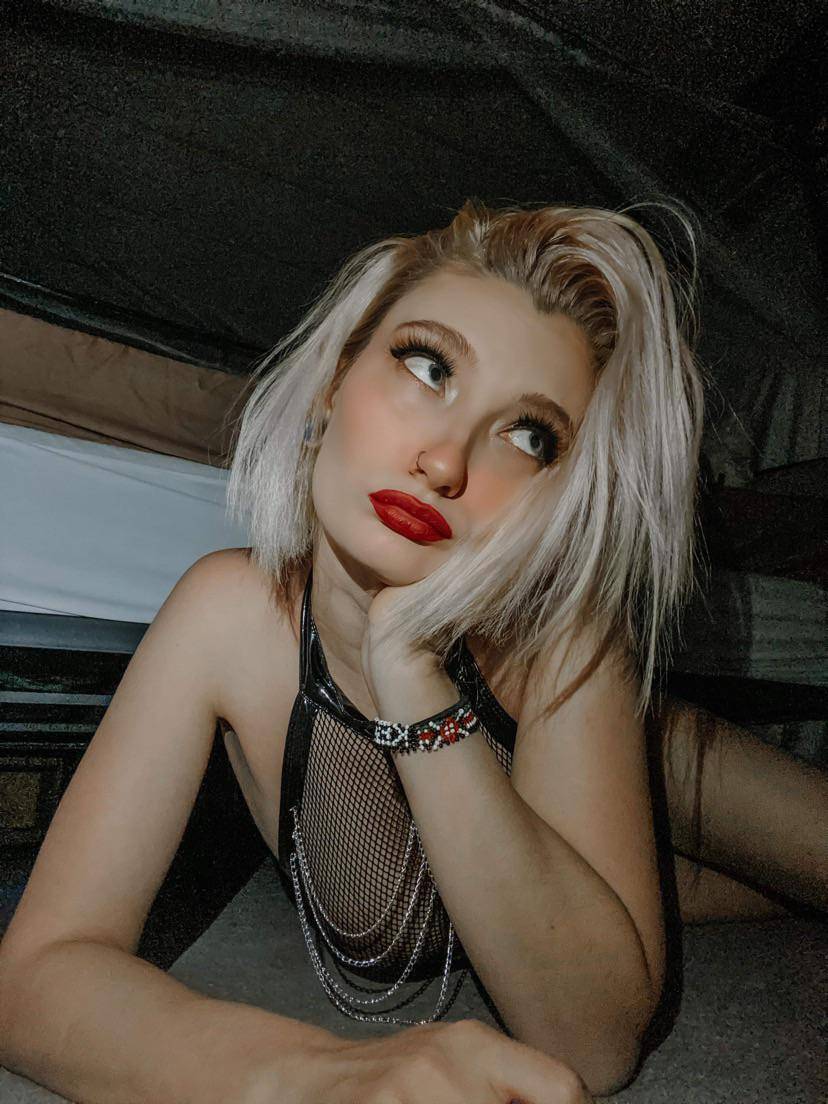 But daddy please 💋 come watch my perfect red pout upload new content daily 🥀 | Scrolller