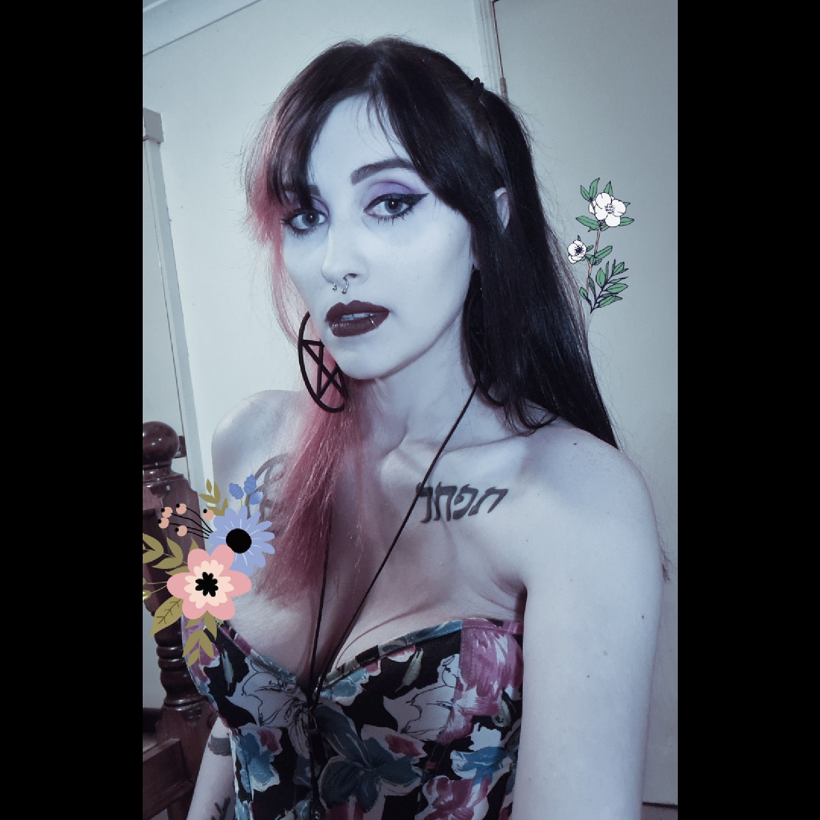 But do you like goth girls in corsets? That's the real question 😝 | Scrolller