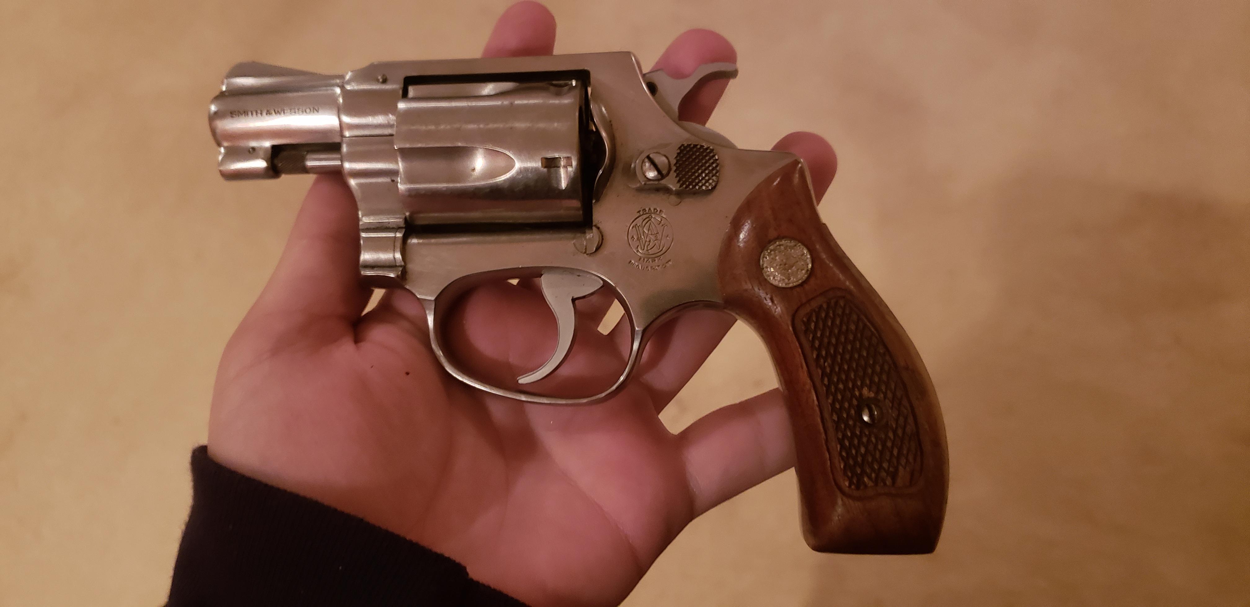 Can anyone identify the model of this Smith and Wesson? | Scrolller