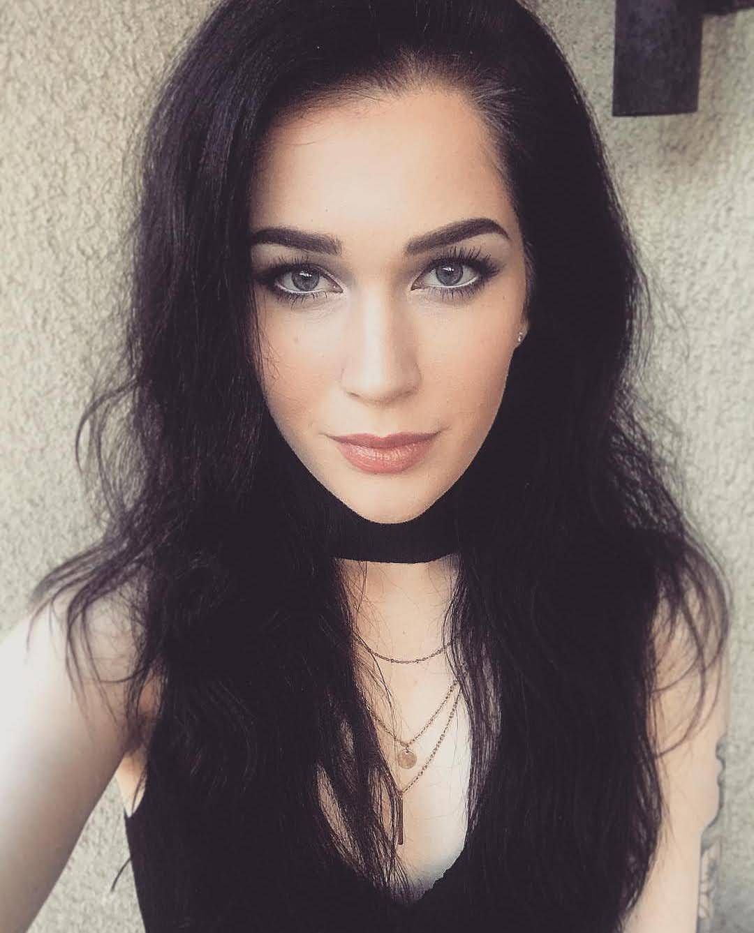 Can I be your mistress 😘 | Scrolller