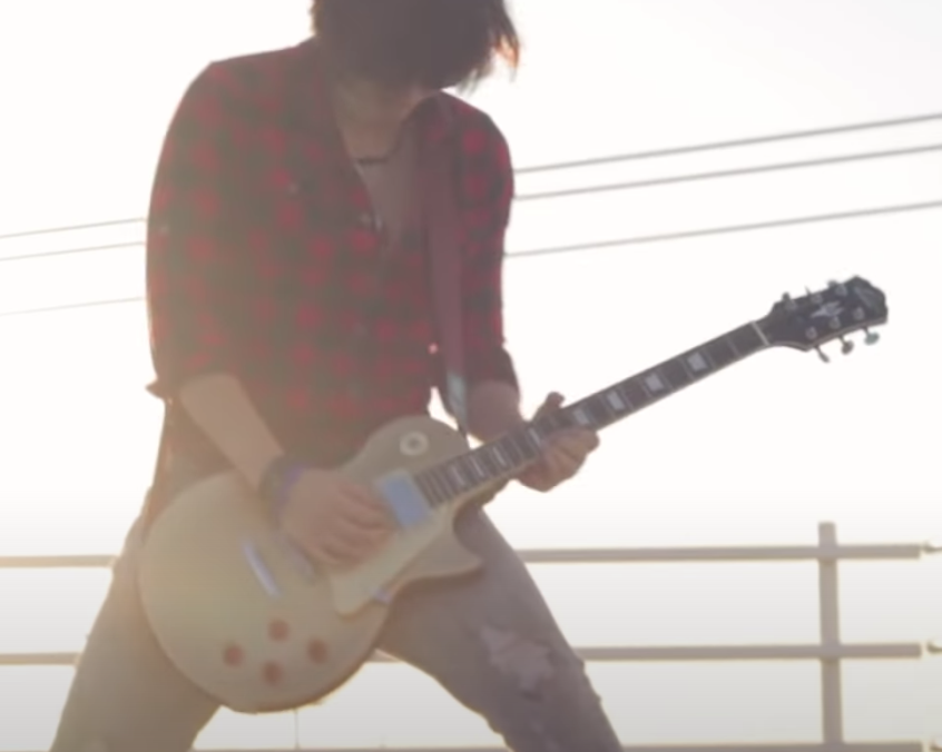 Can someone help me identifying this guy's guitar? | Scrolller