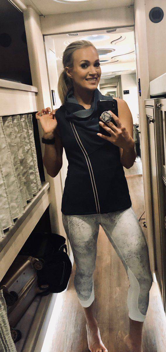 Carrie on her tour bus in yoga pants. | Scrolller