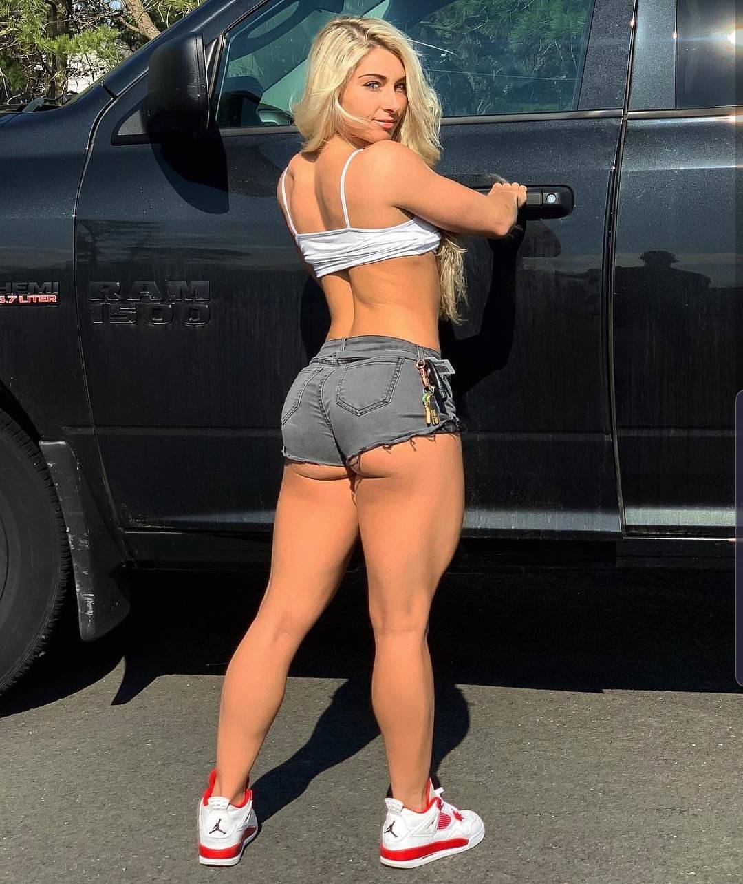 Carriejune is tiny but thicc | Scrolller