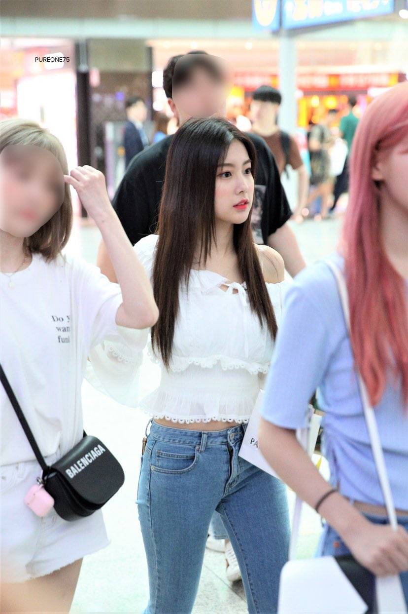 Casual Hyewon | Scrolller