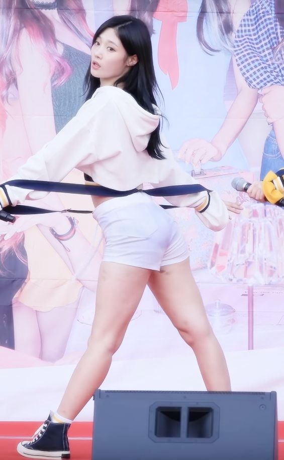 Chaeyeon Petite Body | Scrolller