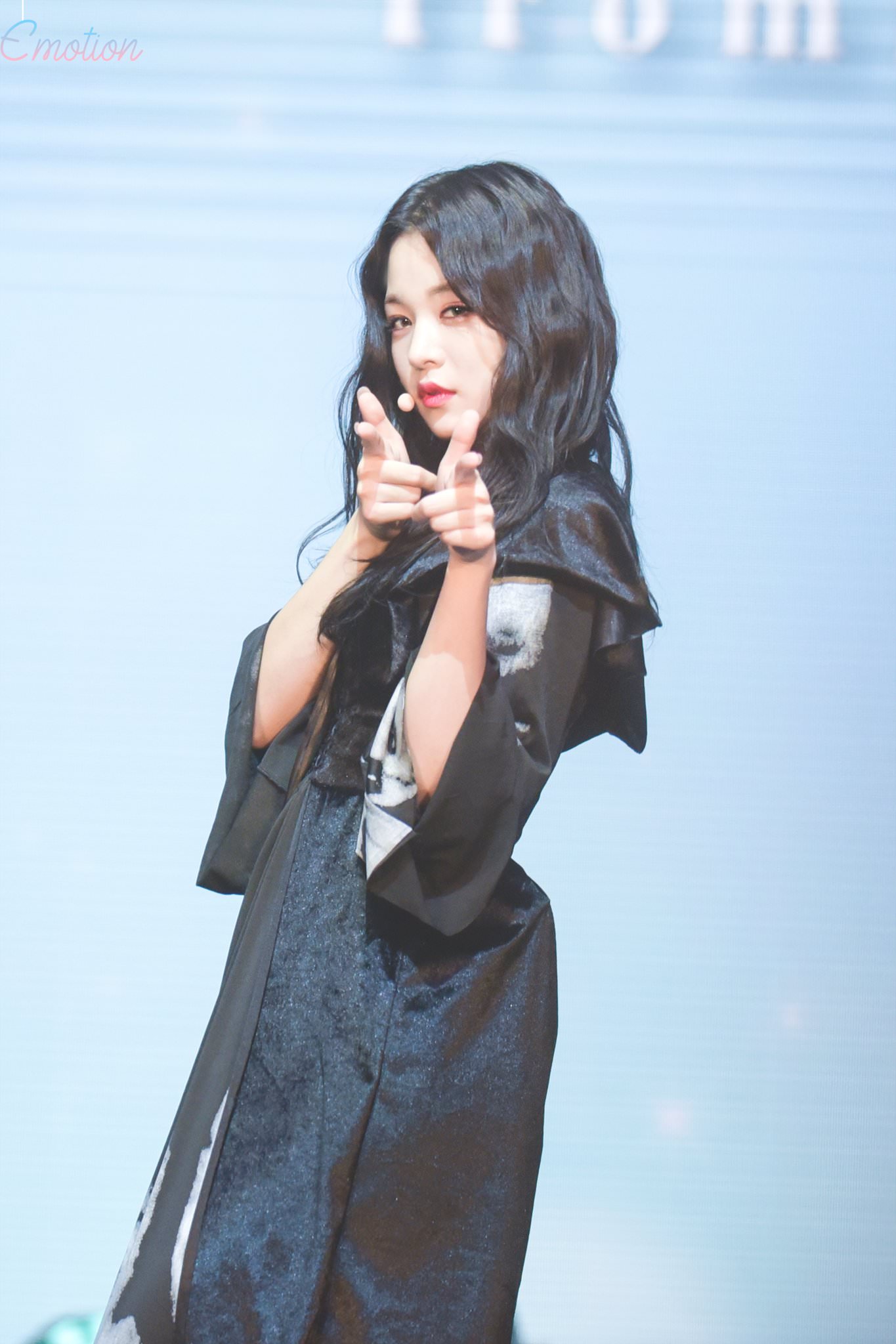 Chaeyoung finger guns | Scrolller