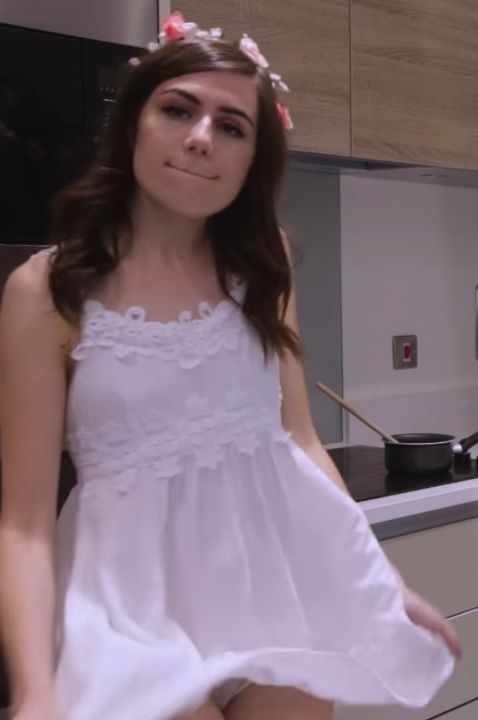 Cheeky upskirt | Scrolller