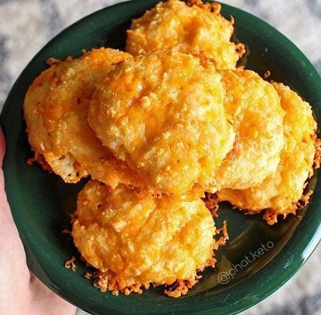 CHEESY BISCUITS..🧀 Gooey, cheesy, crunchy goodness 🤤 | Scrolller