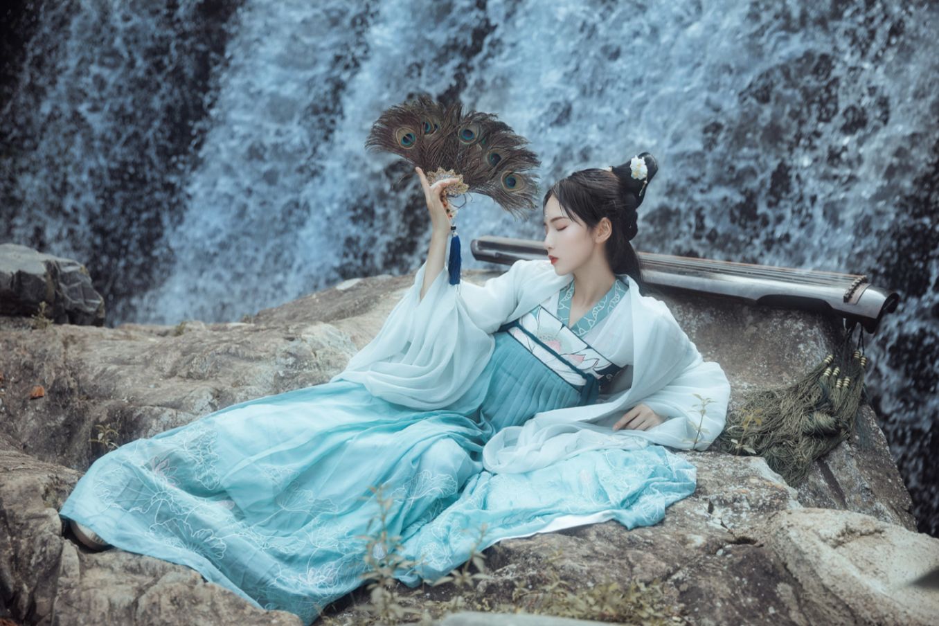Chengguo hanfu with fan and zither | Scrolller