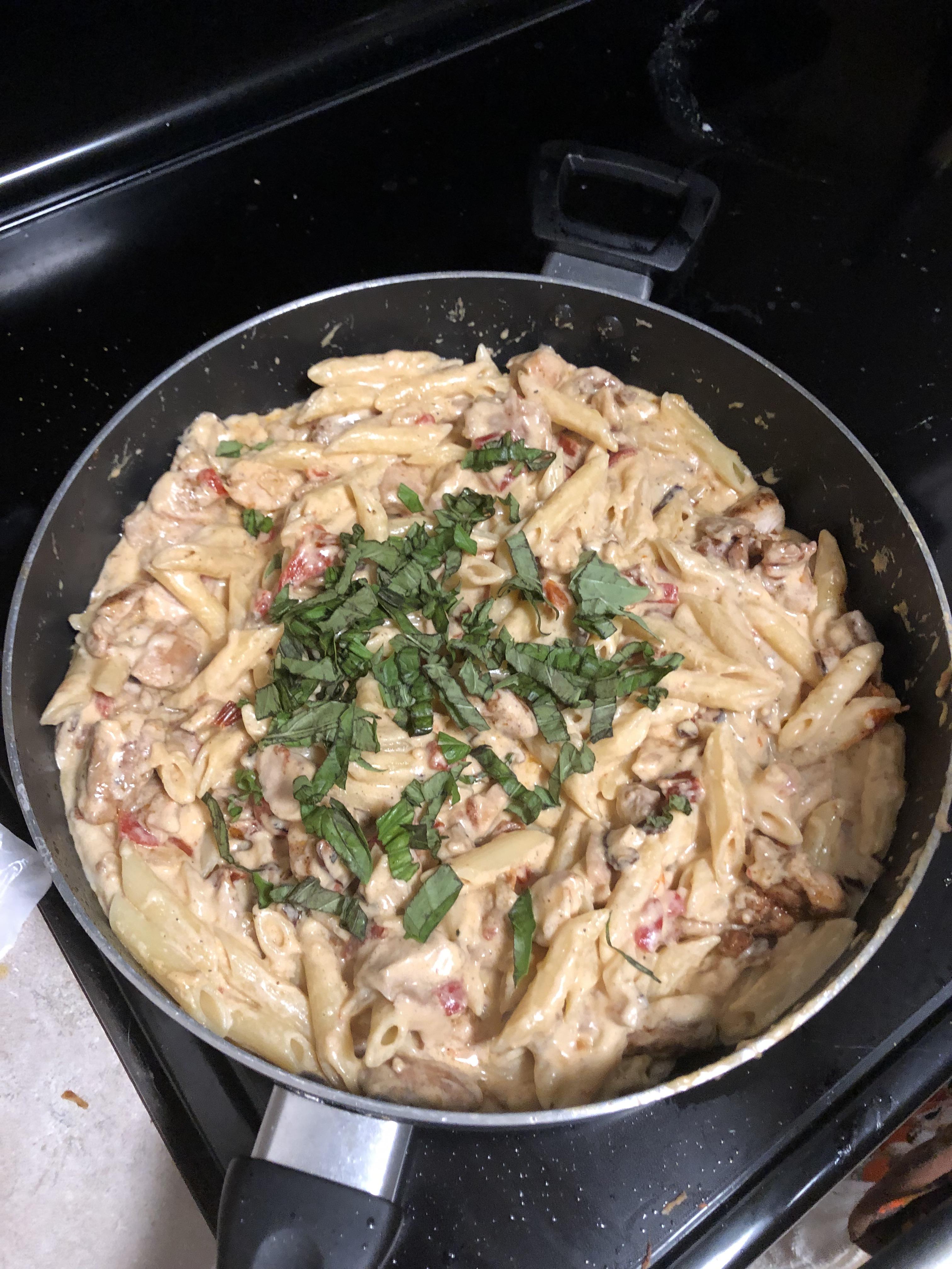 Chicken mozzarella pasta with roasted bell pepper and sun dried tomatoes, 10/10 | Scrolller