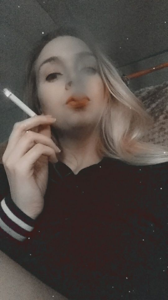 Chillin, chain smokin' | Scrolller