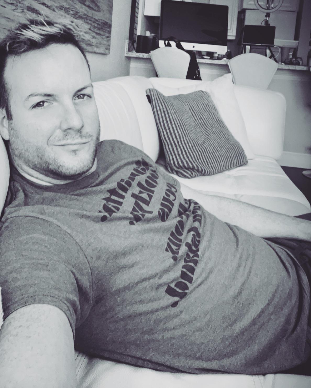 Chillin on the couch | Scrolller