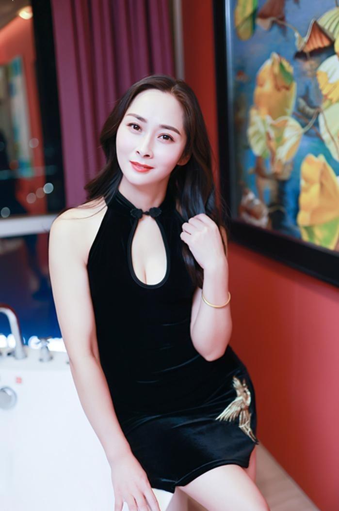 Chinese Lady In Cheongsam [f38] Scrolller